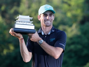 Joaquín Niemann gana su octavo título en el LIV Golf y asegura ...